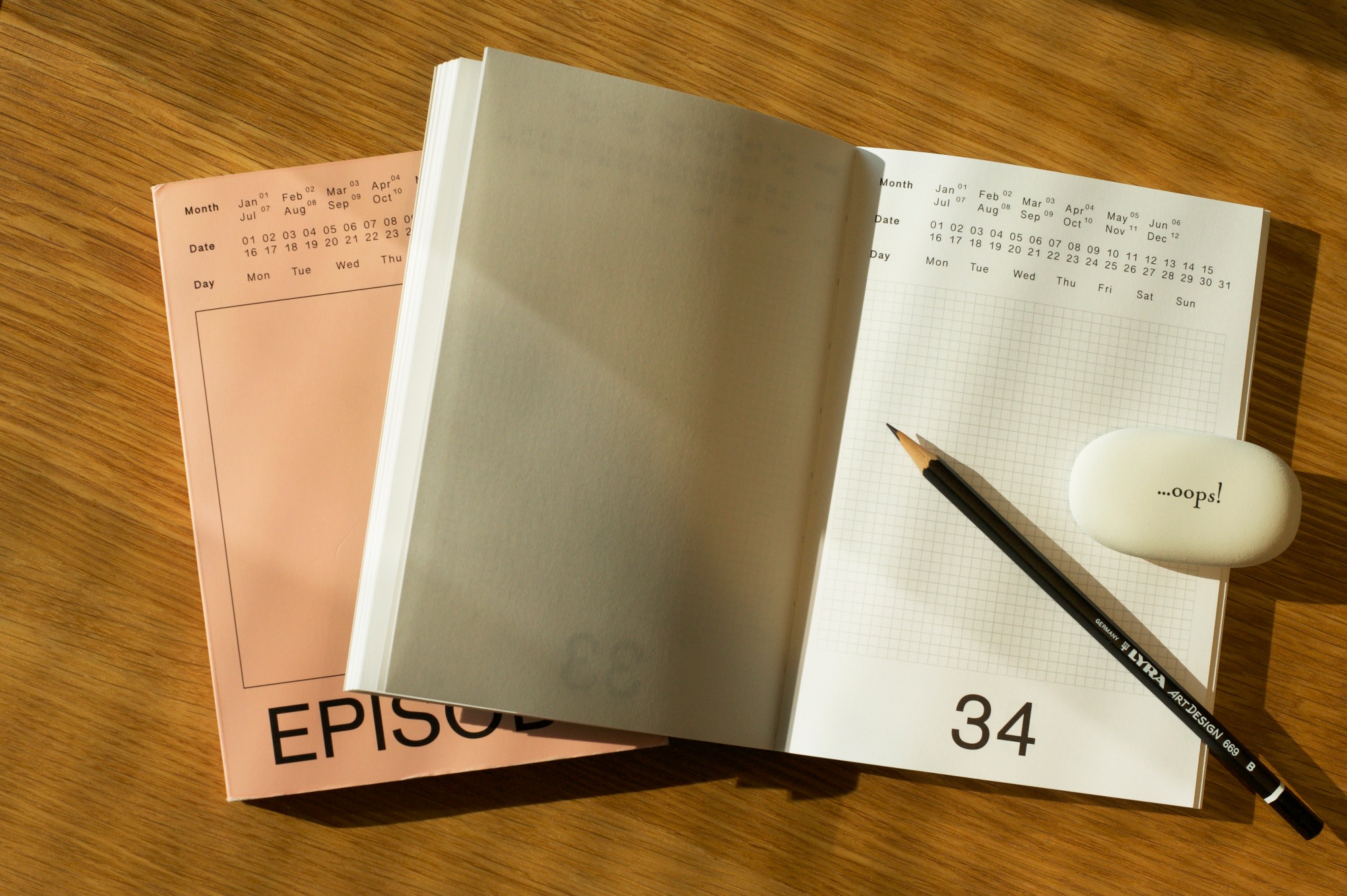 추억이 깃든 노랗고 다정한 상점