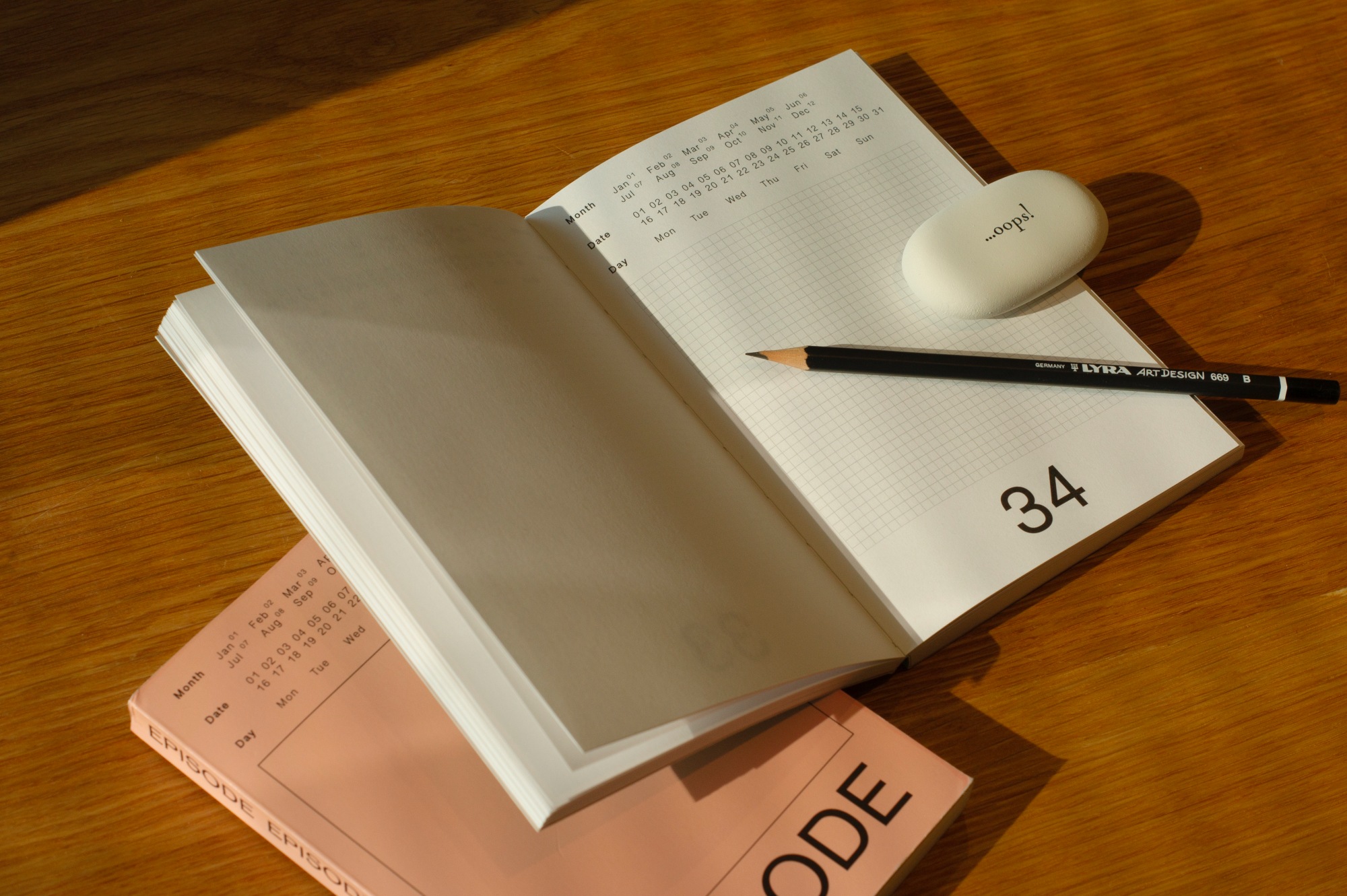 추억이 깃든 노랗고 다정한 상점