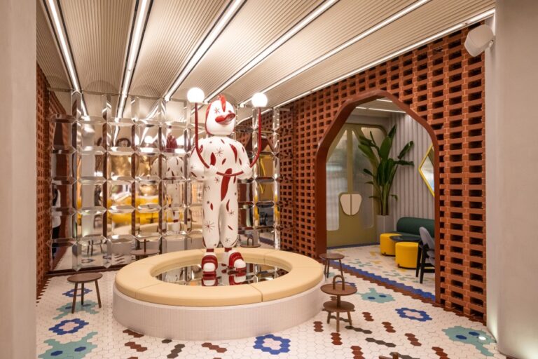 유니크한 세련미와 소박한 따뜻함이 공존하는 디자이너