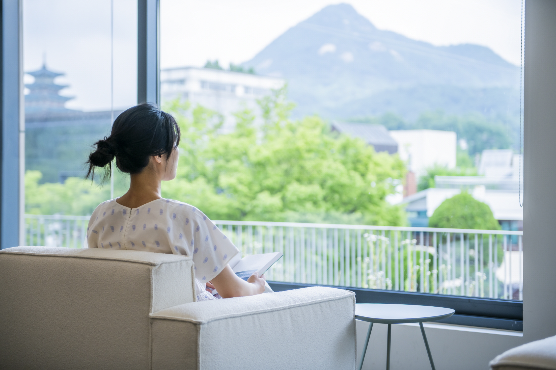 통창 너머 녹음 가득한 라운지로 – heyPOP