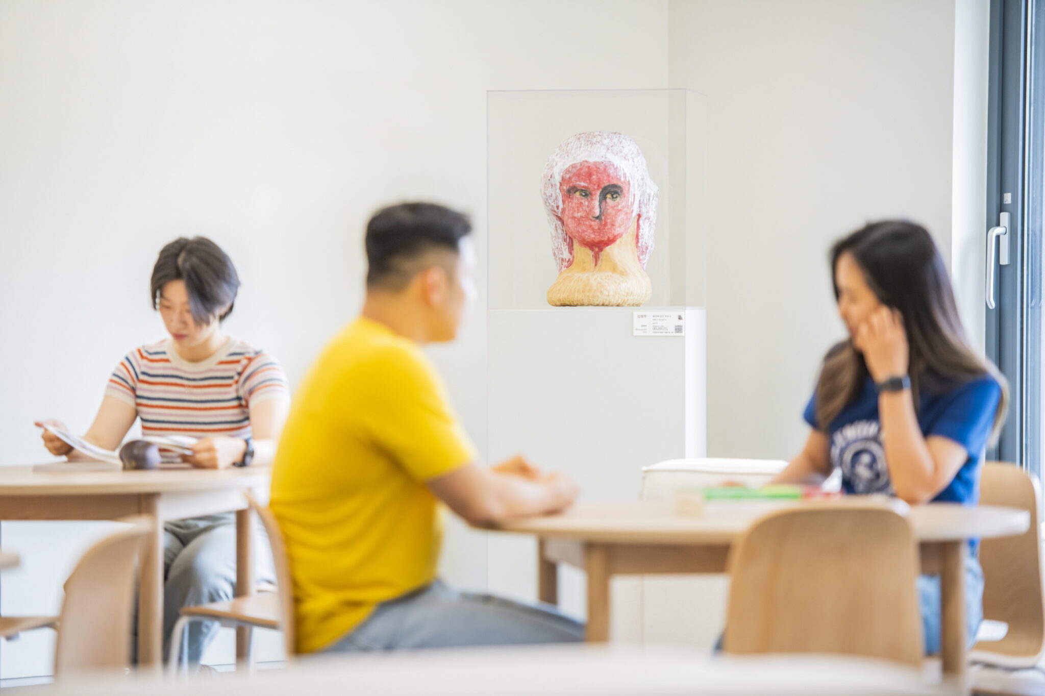 통창 너머 녹음 가득한 라운지로 – heyPOP