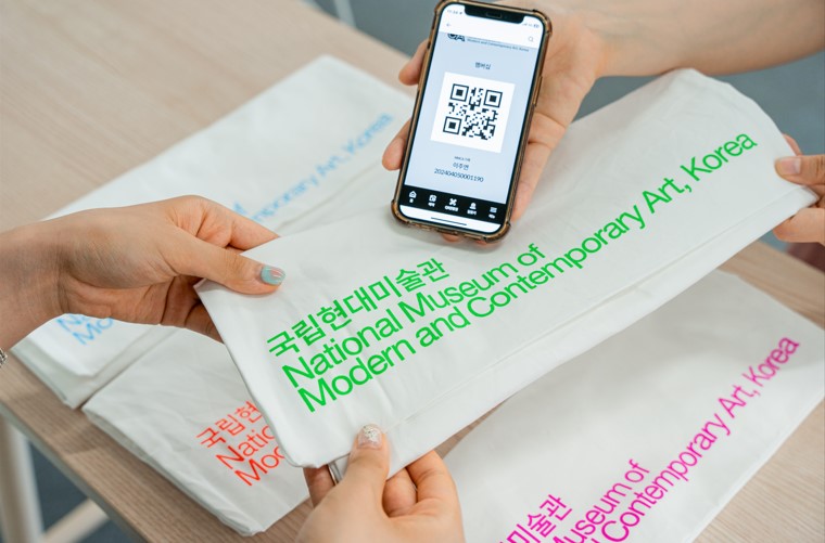 통창 너머 녹음 가득한 라운지로 – heyPOP